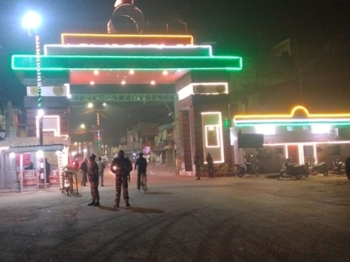 Bharat Gate built on Indo-Nepal border painted in saffron color | भगवा ...