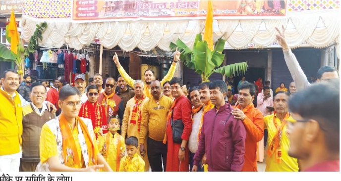 Bhandara in the temple after religious rituals, crowd of devotees ...