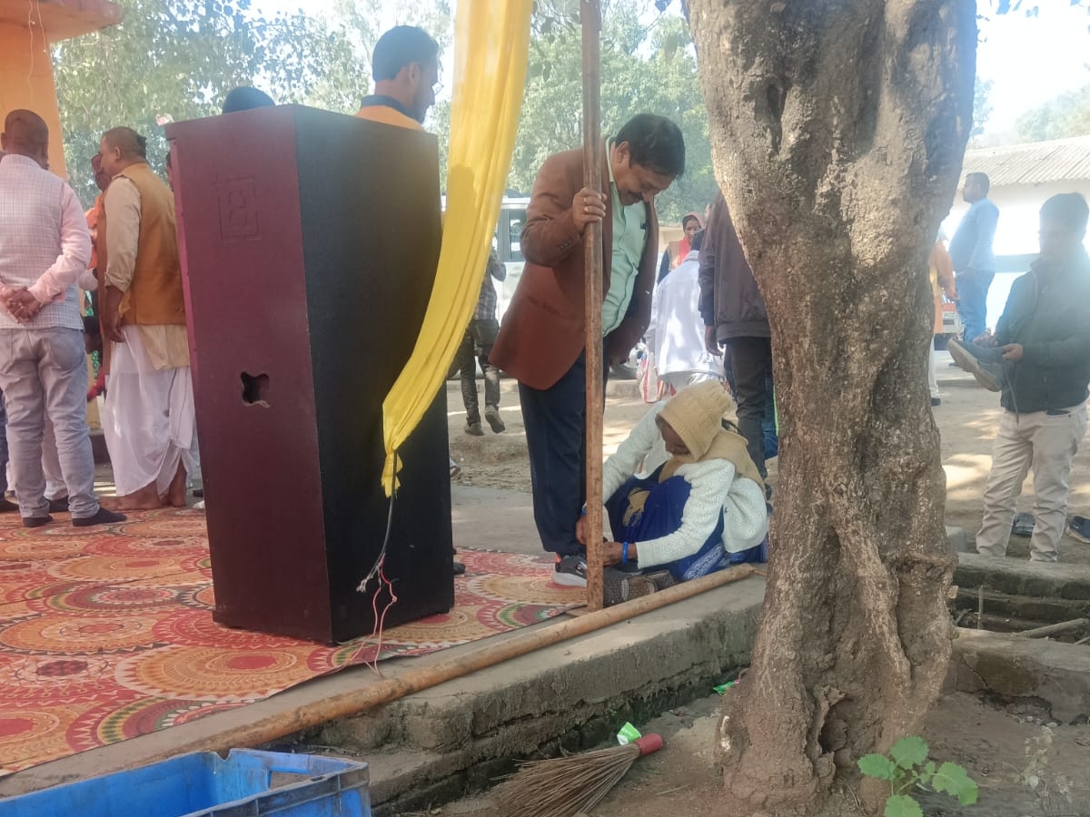 Female employee made SDM wear shoes | महिला कर्मचारी ने एसडीएम को पहनाए ...