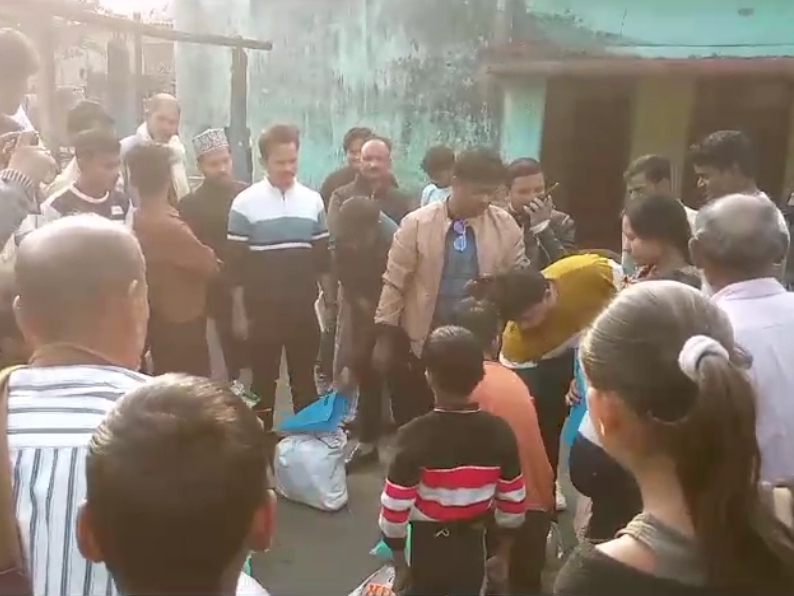 Youth of Inquilab Foundation distributed relief material | इंकलाब फाउंडेशन के युवाओं ने राहत ...