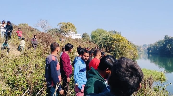 Dead body of unknown youth found in Bihar river | बीहर नदी किनारे मिली ...