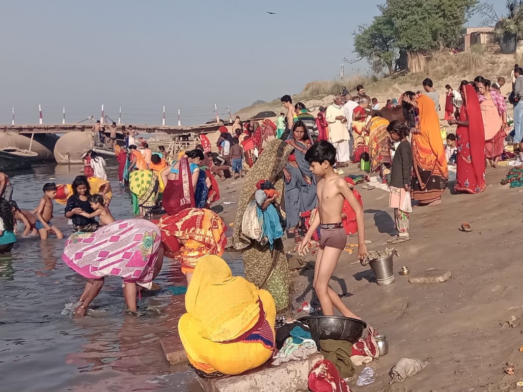 Devotees took a dip in the ghats of Ganga in Bhadohi. | भदोही में गंगा ...