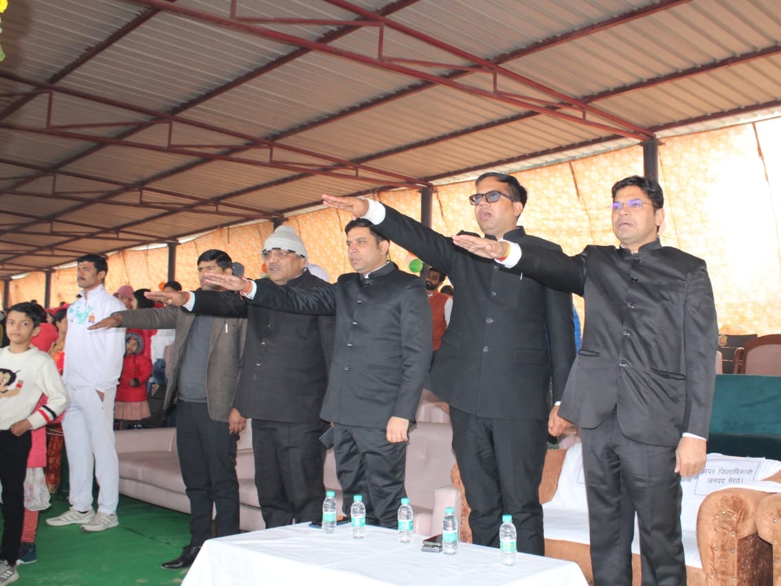 Commissioner, DM and SSP hoisted the flag on Republic Day