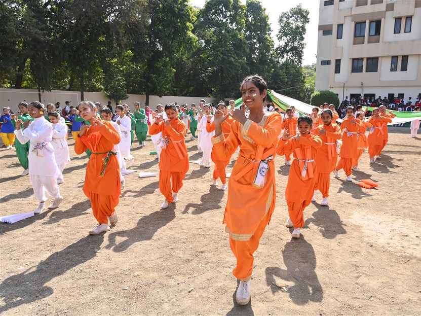 Republic Day organized in Mithi Gobindram and Navnidh School | मिठी ...