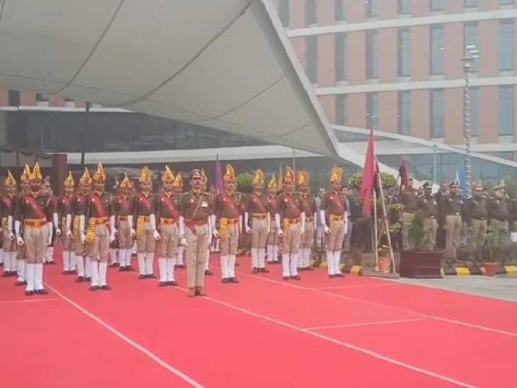 DGP hoisted the flag at the police headquarters | पुलिस मुख्यालय पर ...