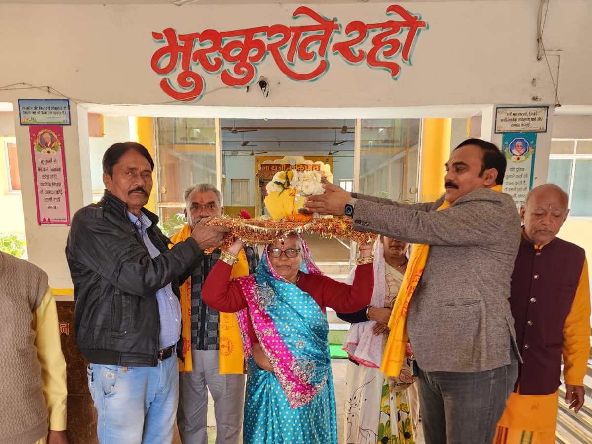 Gayatri family's Akhand Deep Upyatra begins | गायत्री परिवार की अखंड ...