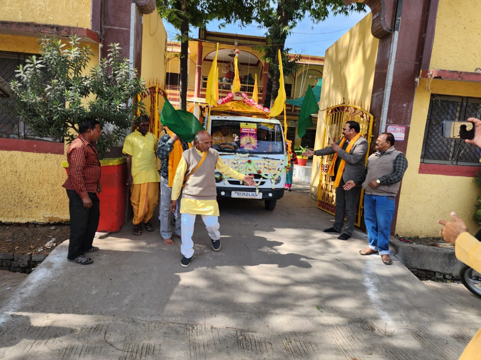 Gayatri family's Akhand Deep Upyatra begins | गायत्री परिवार की अखंड ...