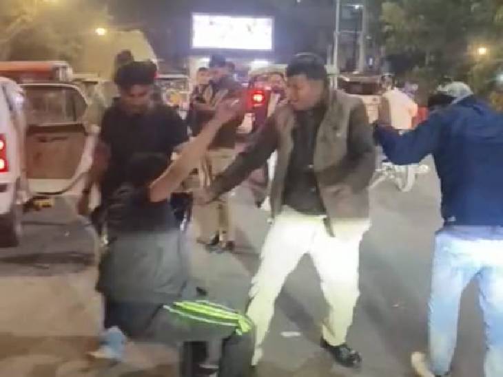 Fighting with parking attendants, commotion on the road The car parked ...