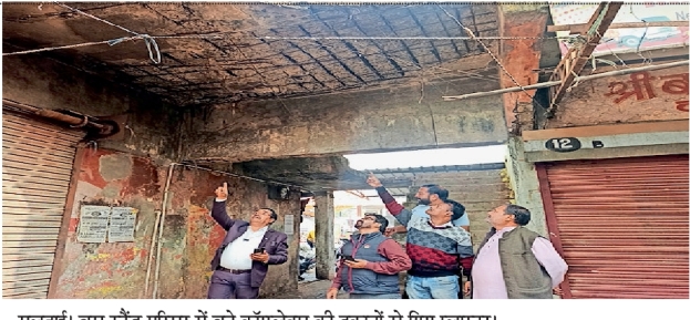 Plaster of shops in bus stand complex fell, stairs became weak | बस ...