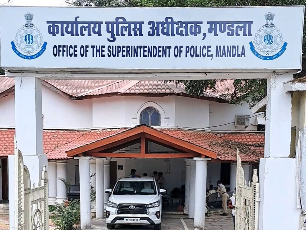 Officers reached Mandla from police headquarters | पुलिस मुख्यालय से ...