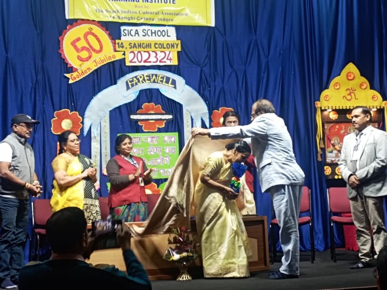 Farewell ceremony held at Sika School, Indore | इंदौर के सिका स्कूल में हुआ विदाई समारोह ...