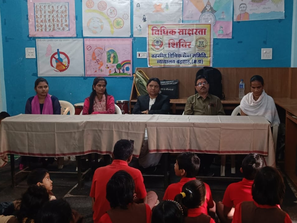 Judge talks to deaf and dumb children in sign language