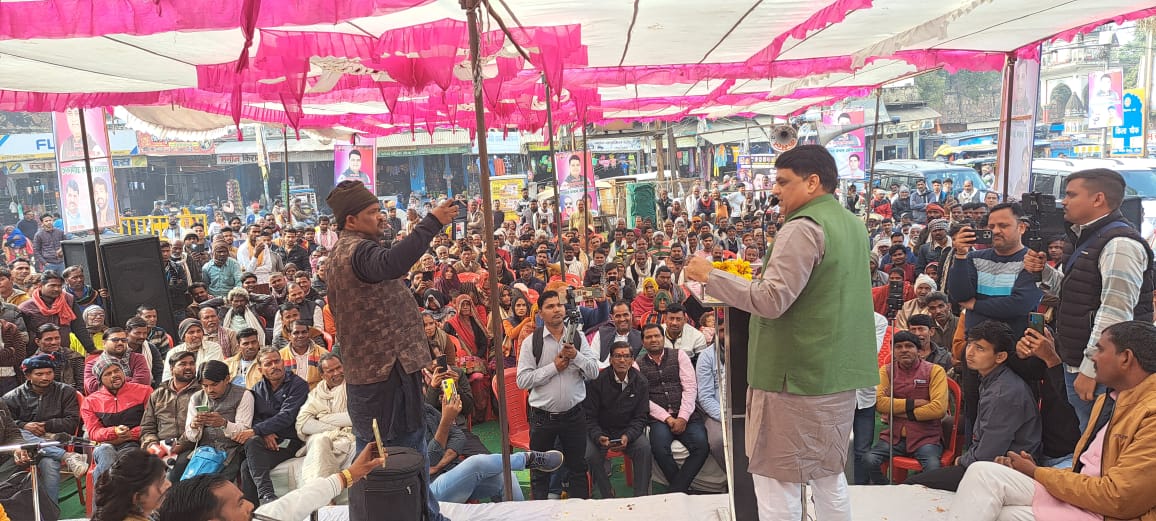 Congress busy in earning money, those in power are harassing the public ...