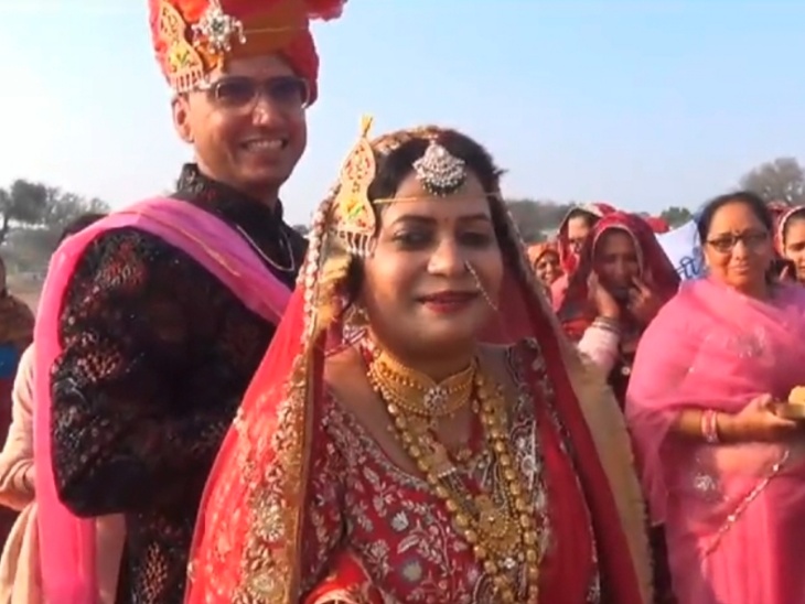 IPS groom arrived with IAS bride in helicopter. Married with one rupee ...