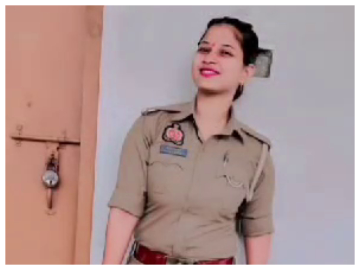 Female constable in uniform made video in Ballia | बलिया में महिला ...