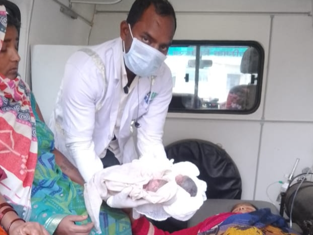 Twins born in ambulance | एंबुलेंस में जुड़वा बच्चों का हुआ जन्म ...