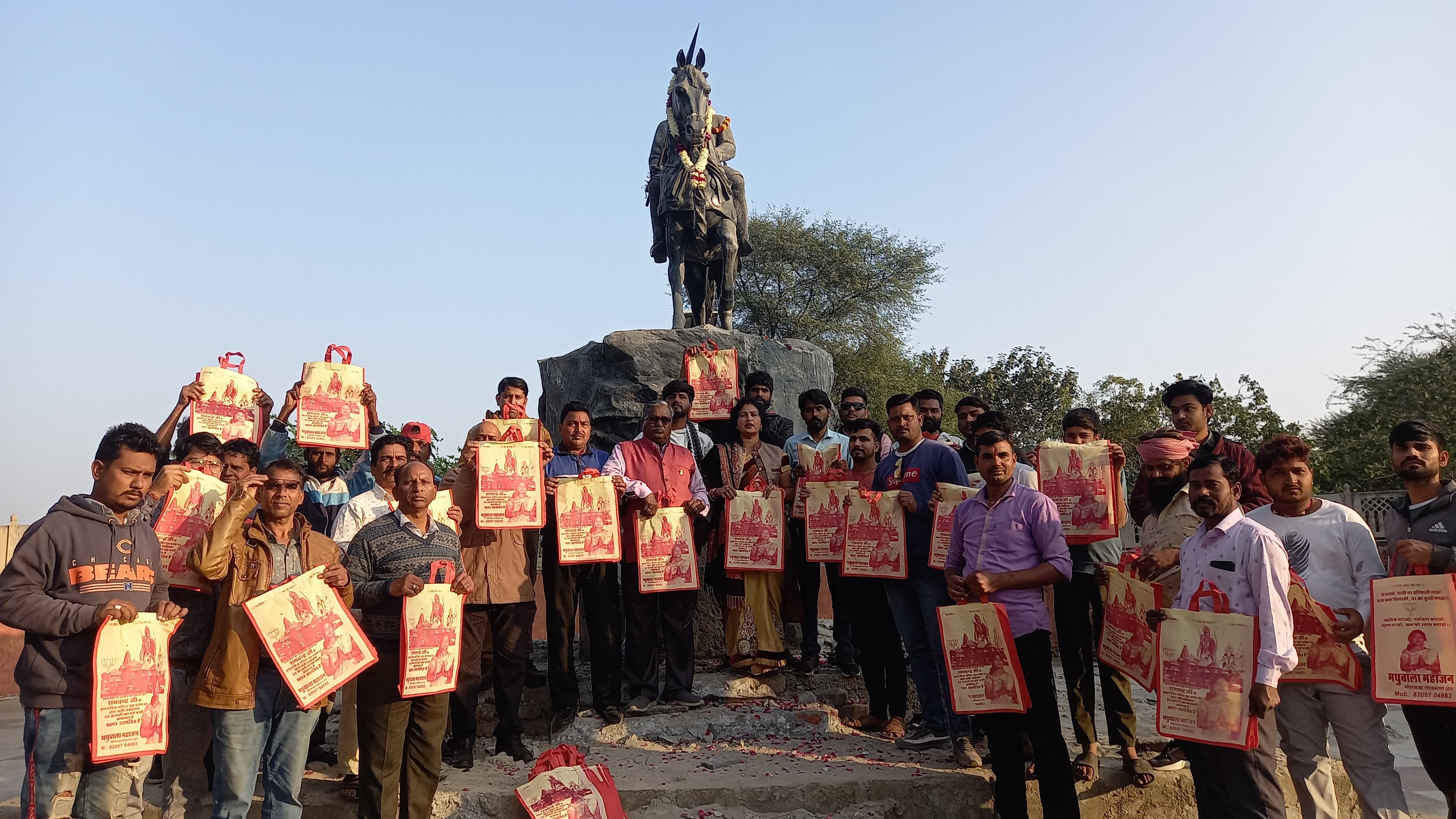 Cloth bags distributed at Pansal intersection | पांसल चौराहे पर कपड़े ...