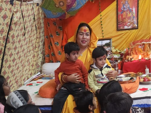 Kinnar Mahamandaleshwar blessed the children | किन्नर महामंडलेश्वर ने ...