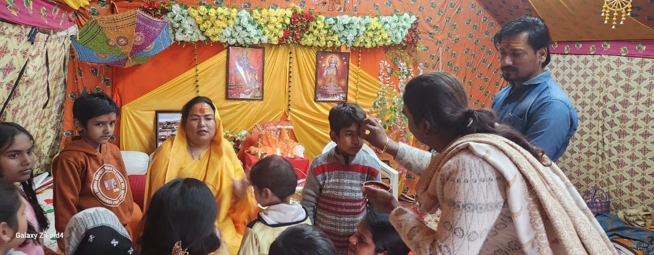 Kinnar Mahamandaleshwar blessed the children | किन्नर महामंडलेश्वर ने ...