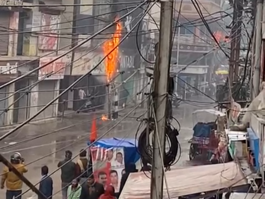 Massive fire in Rajendra Nagar telephone exchange, firemen punched and ...