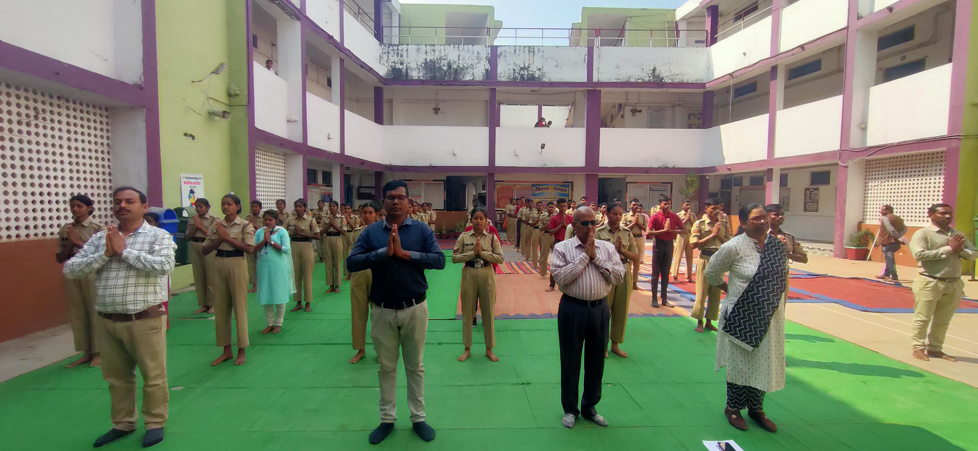 Professors and students of PG College did Surya Namaskar for an hour ...