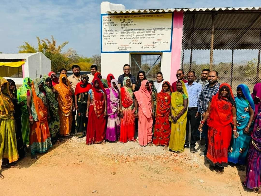 Panna collector reached tribal dominated Kalda | आदिवासी बाहुल्य कल्दा ...