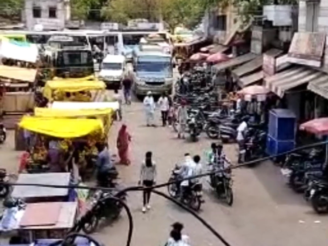 Encroachment on Manawar bus stand | मनावर बस स्टैंड पर अतिक्रमण: यात्री ...