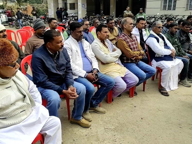 Traffic DSP held a meeting with bus owners and businessmen | यातायात ...