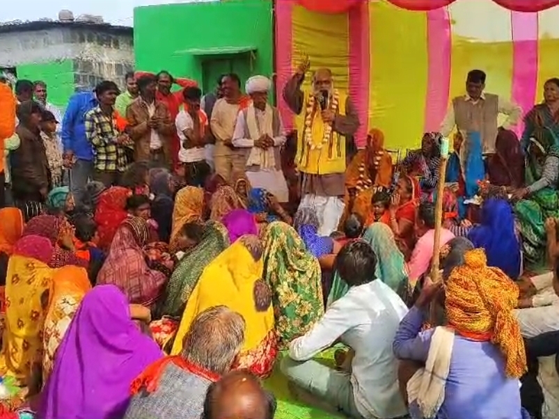 MLA Umakant Sharma adopted Madagan village | विधायक उमाकांत शर्मा ने ...