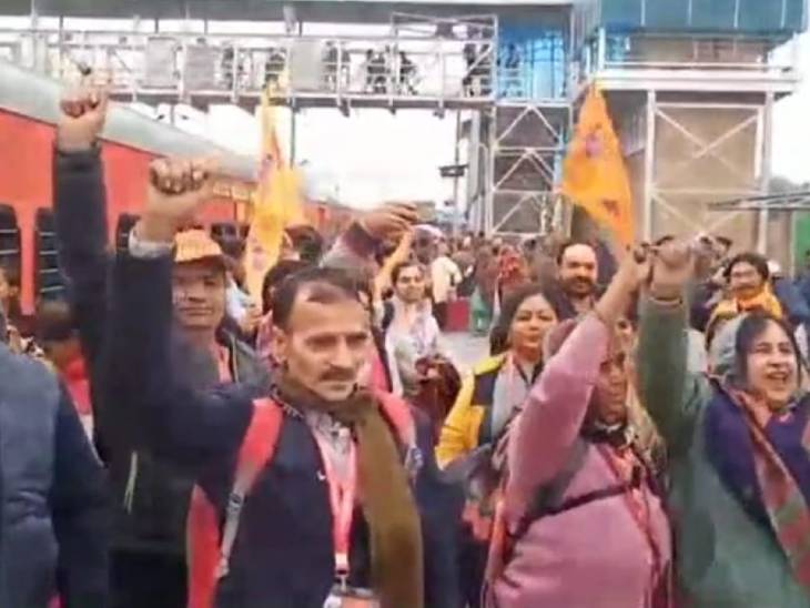 Aastha special train from Delhi reached Ayodhya Cantt railway station ...