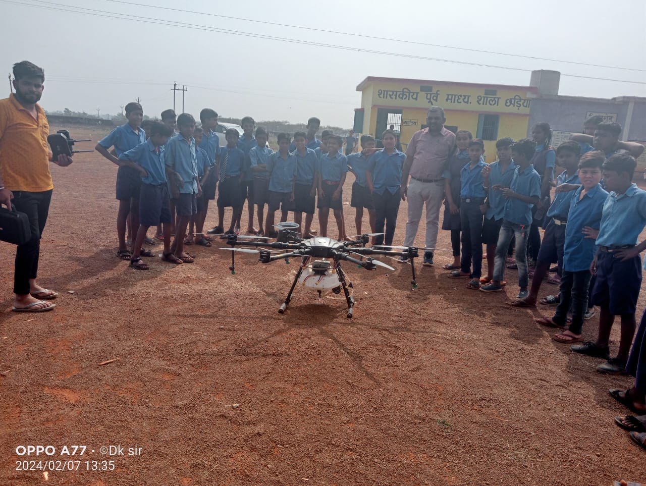 Use of drone shown to students of Chhadia | छड़िया के छात्रों को दिखाया ...