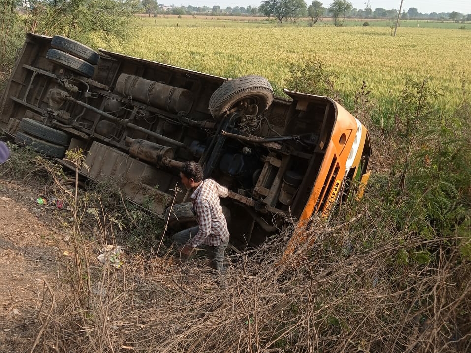 Passenger bus overturns out of control; Treatment of 11 injured ...