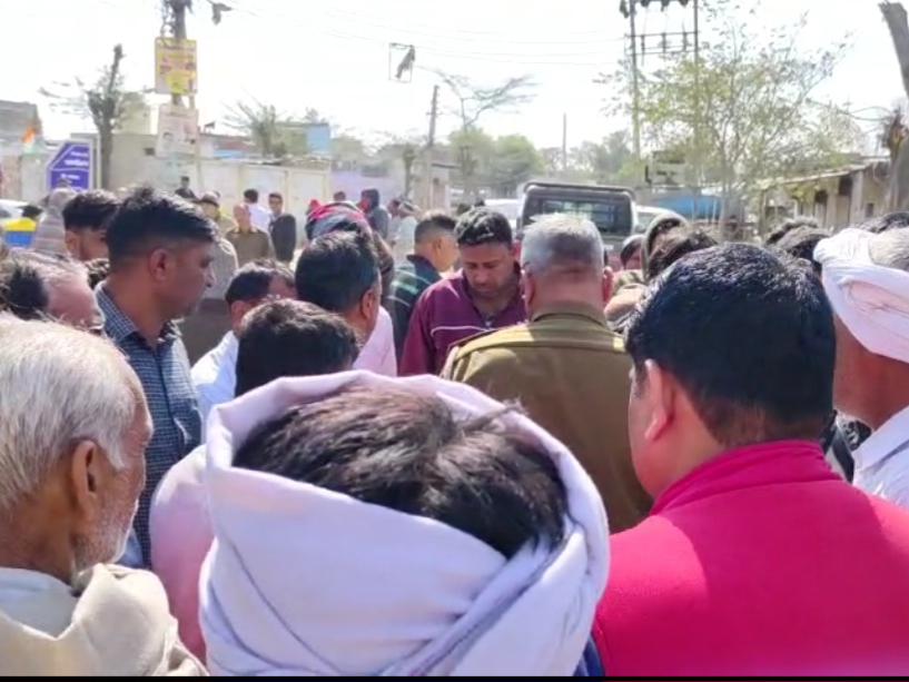 Narnaul Dholera bypass villagers-dumper driver dispute. | नारनौल में ...