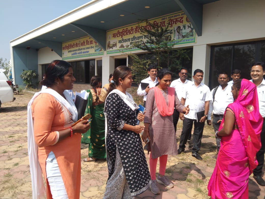 Collector took information about the work of Matikala and handloom in ...