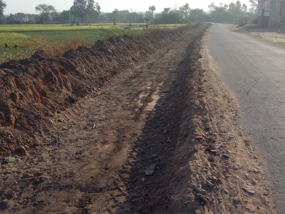 Digging work stopped on both sides of the road | सड़क के दोनों और खुदाई ...