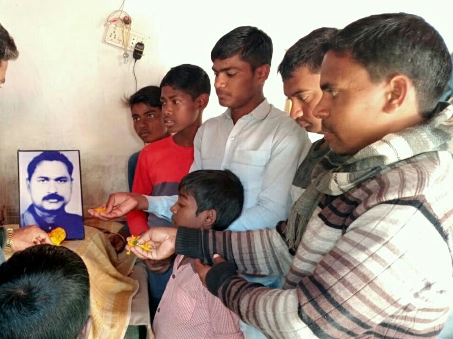 People's poet Dhumil remembered on his death anniversary | पुण्य तिथि ...