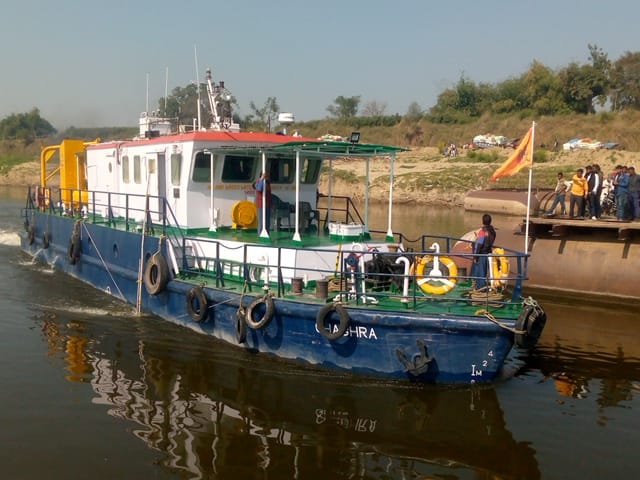 Pipa bridge opened for survey ship | सर्वे जहाज के लिए खोला गया पीपा ...