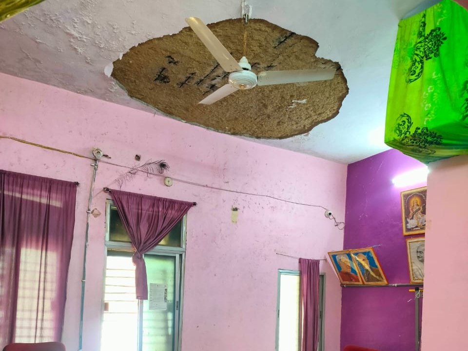 Chicholi hospital ceiling plaster suddenly fell | अचानक गिरा चिचोली ...