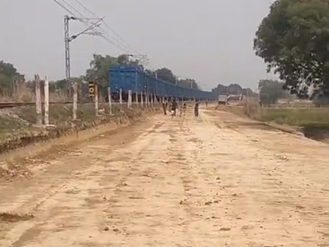 Goods train divided into two parts due to breakage of coupling | कपलिंग ...