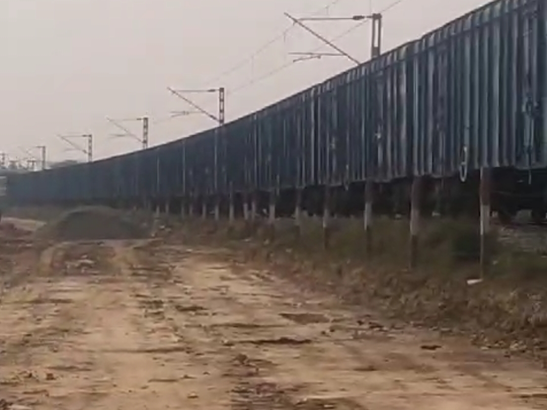 Goods train divided into two parts due to breakage of coupling | कपलिंग ...