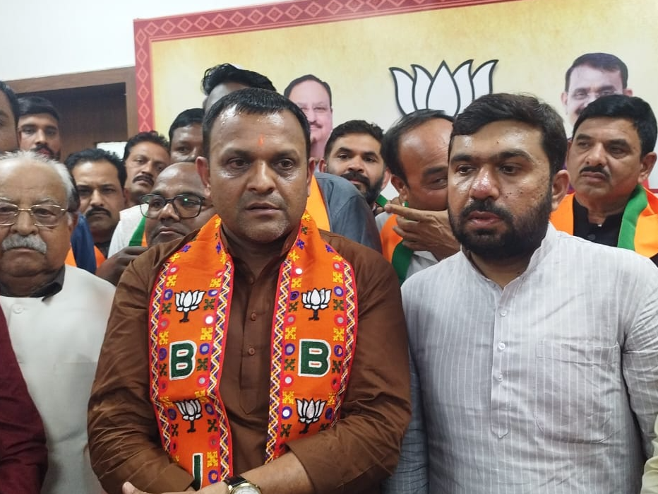 Congress leader Bunty Patel joins BJP | चौरई के पूर्व कांग्रेस नेता ...