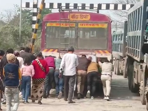 Passengers started the bus by pushing, VIDEO | यात्रियों ने धक्का लगाकर ...
