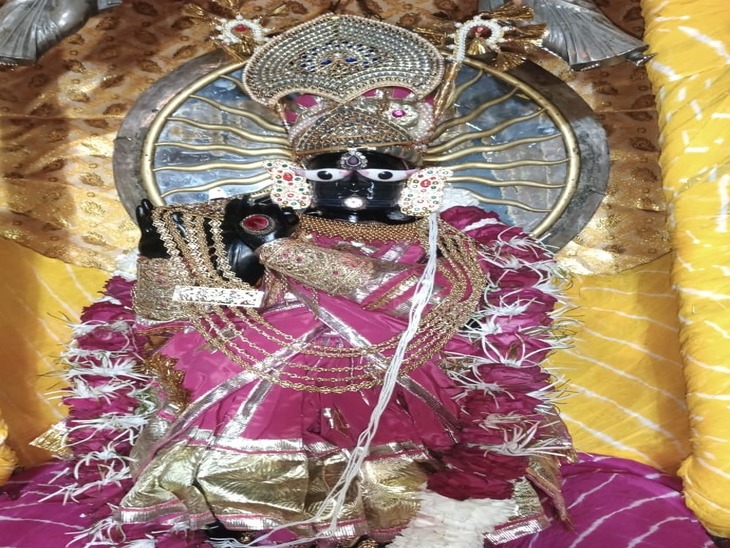 God wore a crown made of sapphire and gold | भगवान ने पहना नीलम और सोने ...