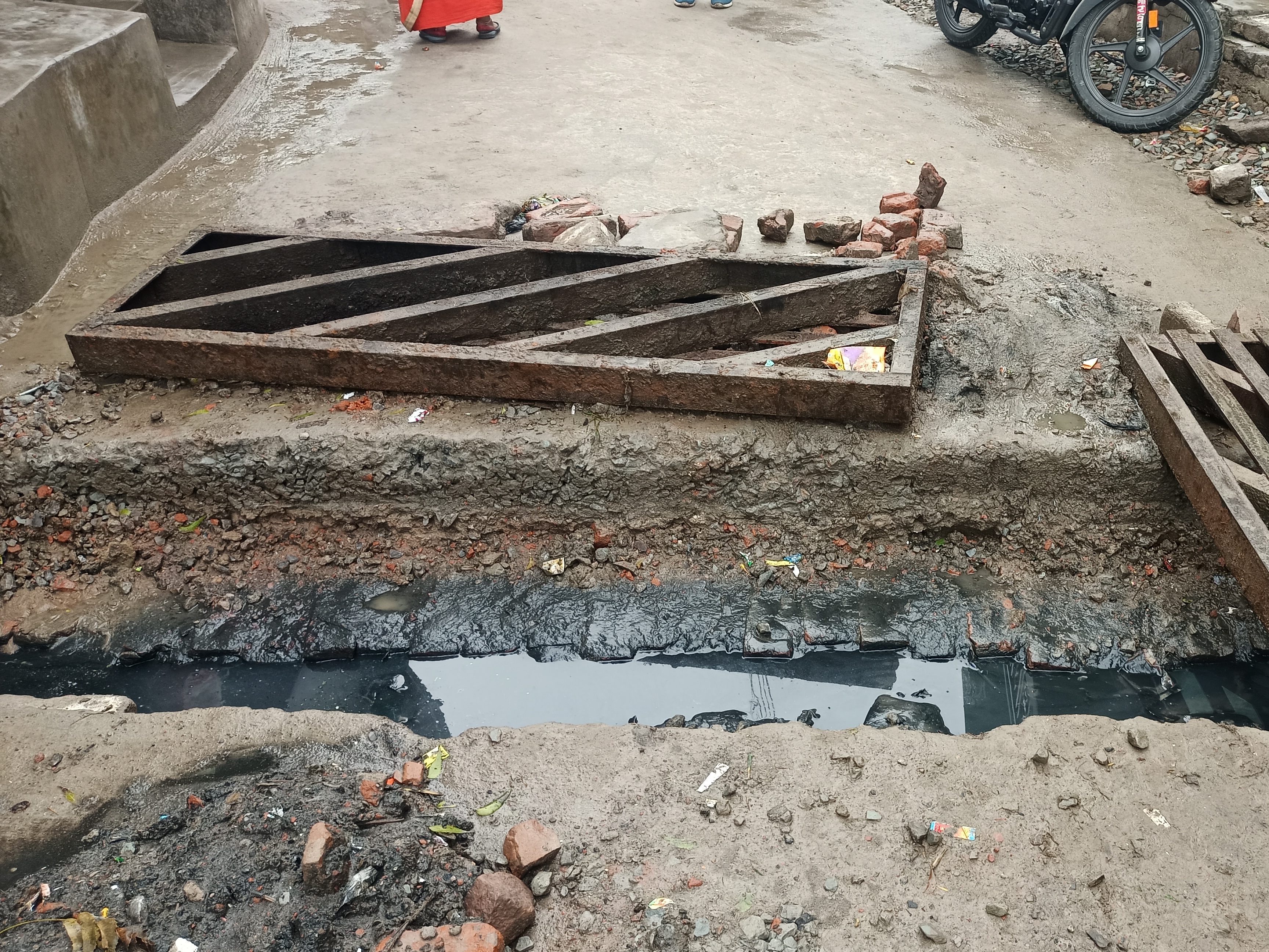 Drain dug on Gangapur-Suwah road...traffic disrupted | गंगऊपुर-सुवाह ...