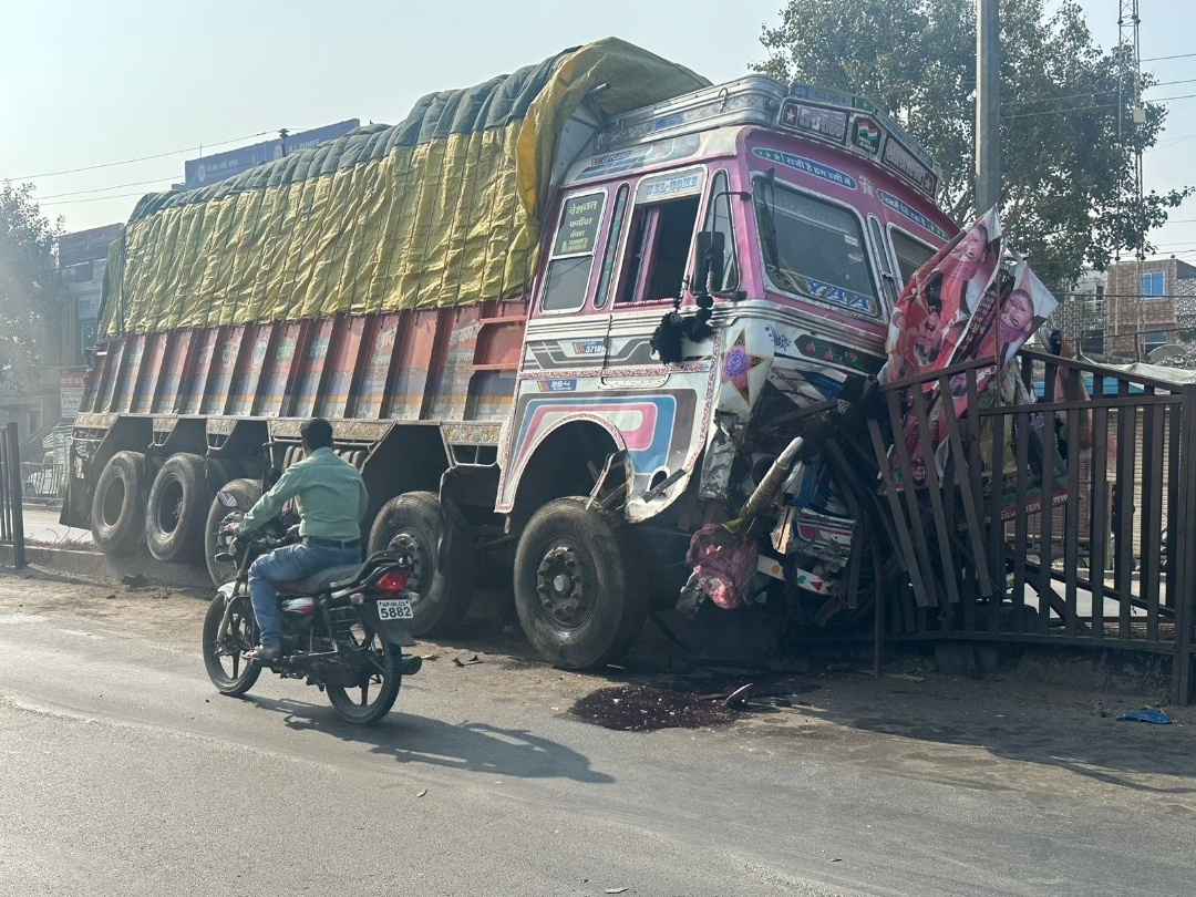 Accident on Mhow-Neemuch state road | महू-नीमच राजकीय मार्ग पर हादसा ...