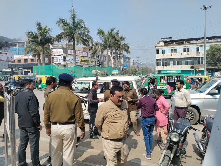 Protest by farmers in support of Bharat Bandh | भारत बंद के समर्थन में ...