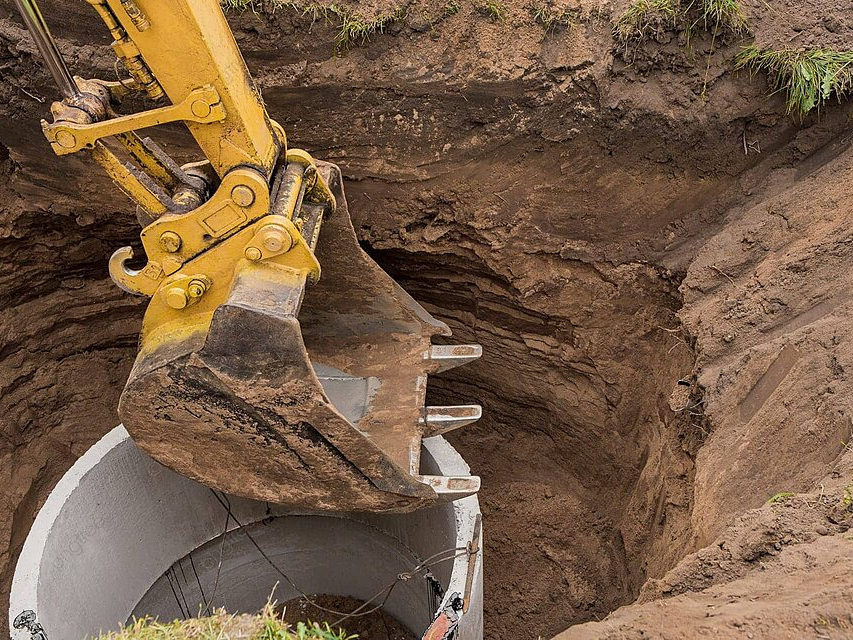 Machine operator fell into 30 feet sewer pit | सीवर के 30 फीट गड्‌ढे ...