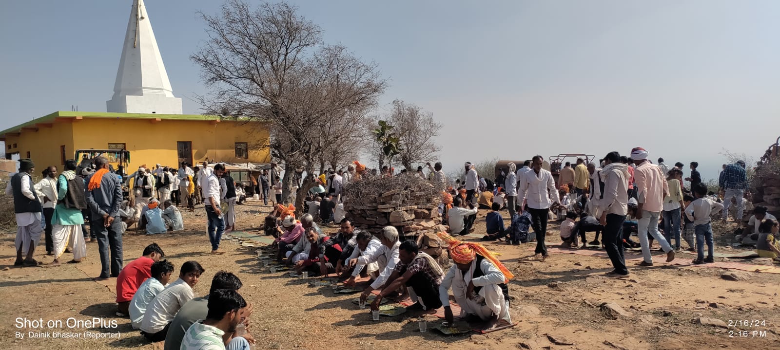 Thousands of people accepted prasad in the consecration of Siddha Baba ...