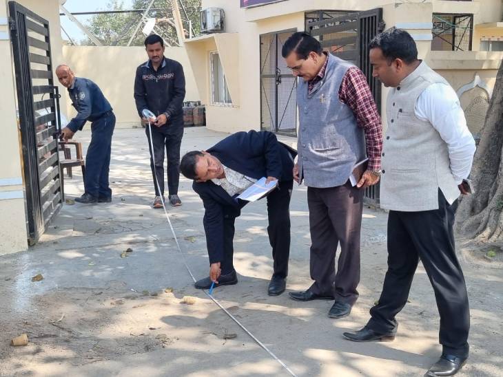 Another Dolan bridge will be built parallel to the old Saryu bridge ...