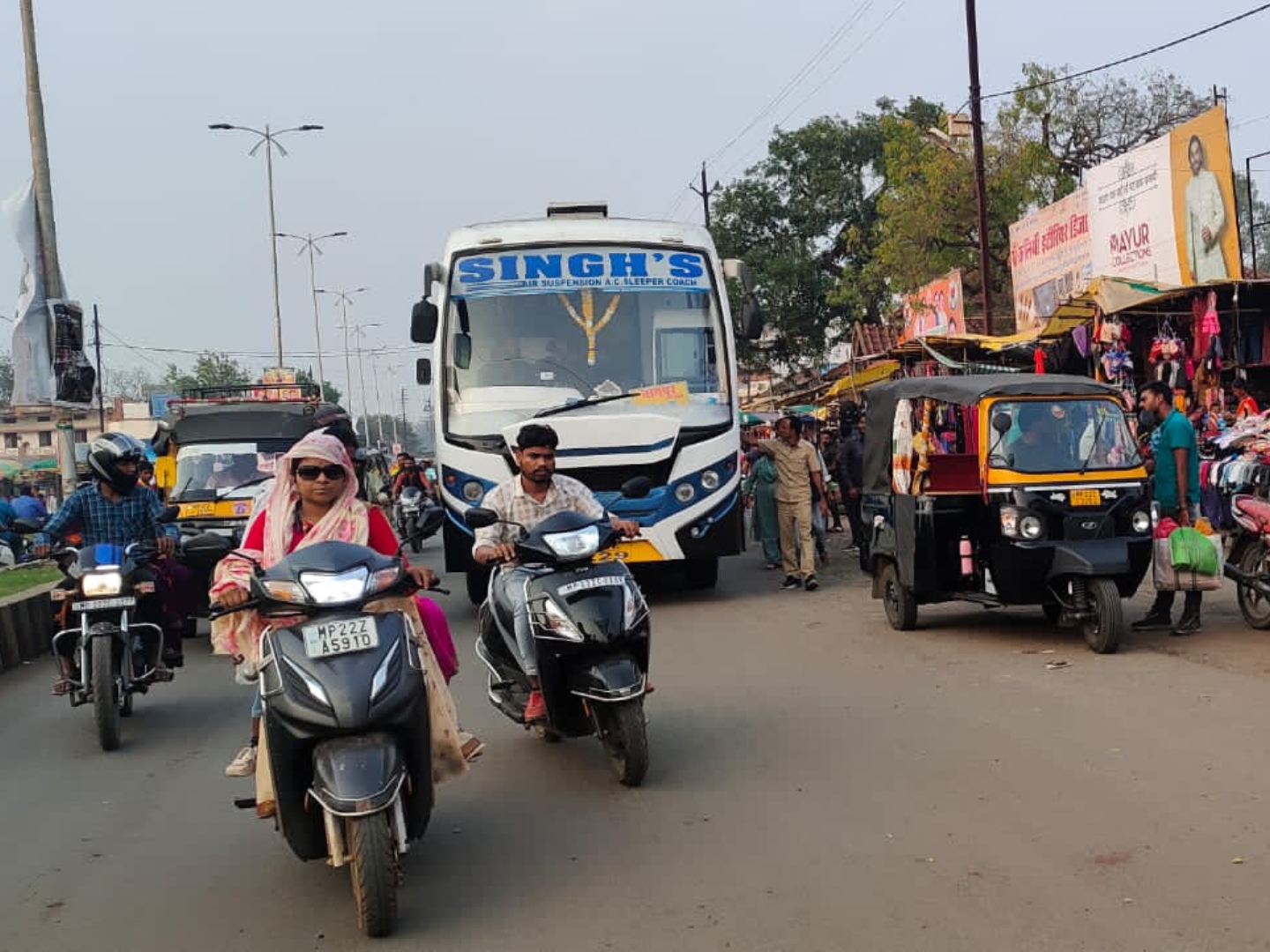 Passenger buses stopping at various places in Seoni | सिवनी में जगह-जगह ...